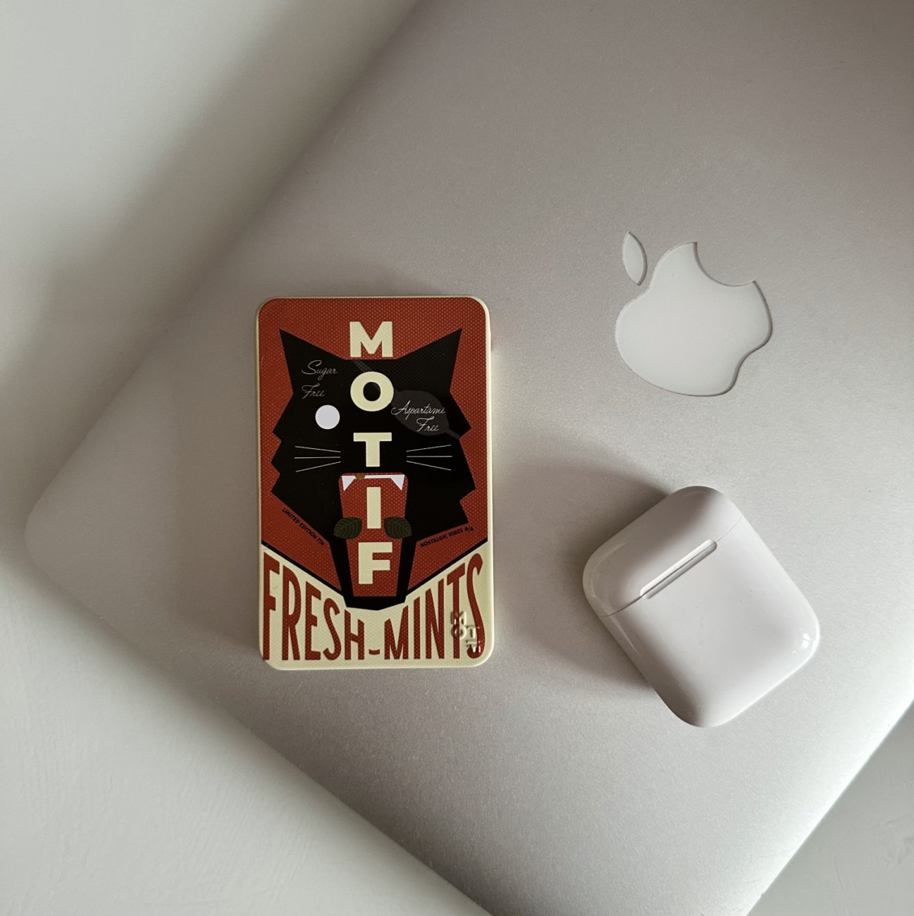 Motif premium pocket-sized mint tins